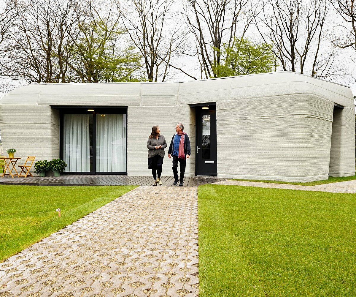 First tenant of 3D concrete-printed house in Eindhoven receives key